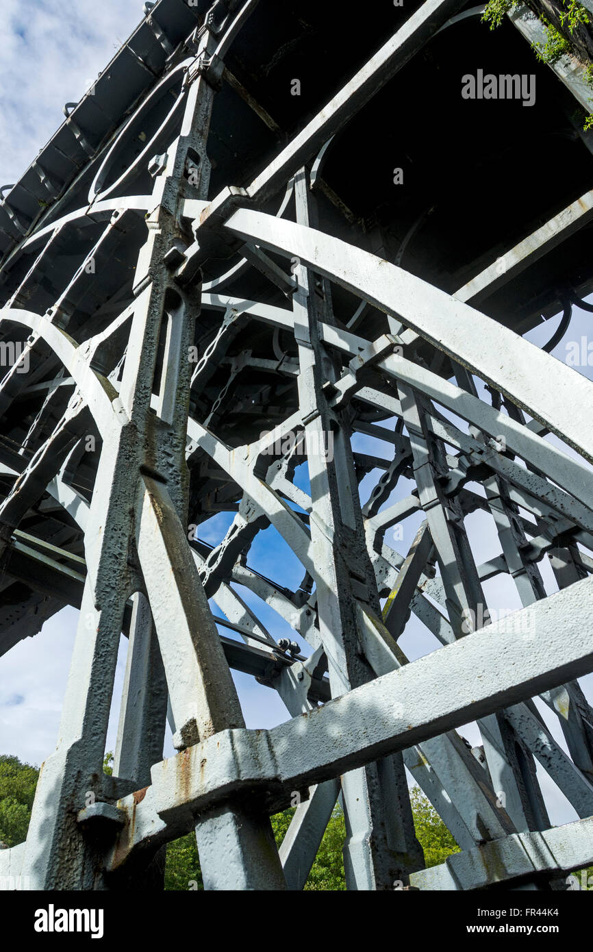 The Iron Bridge over the river Severn at Ironbridge, Shropshire ...