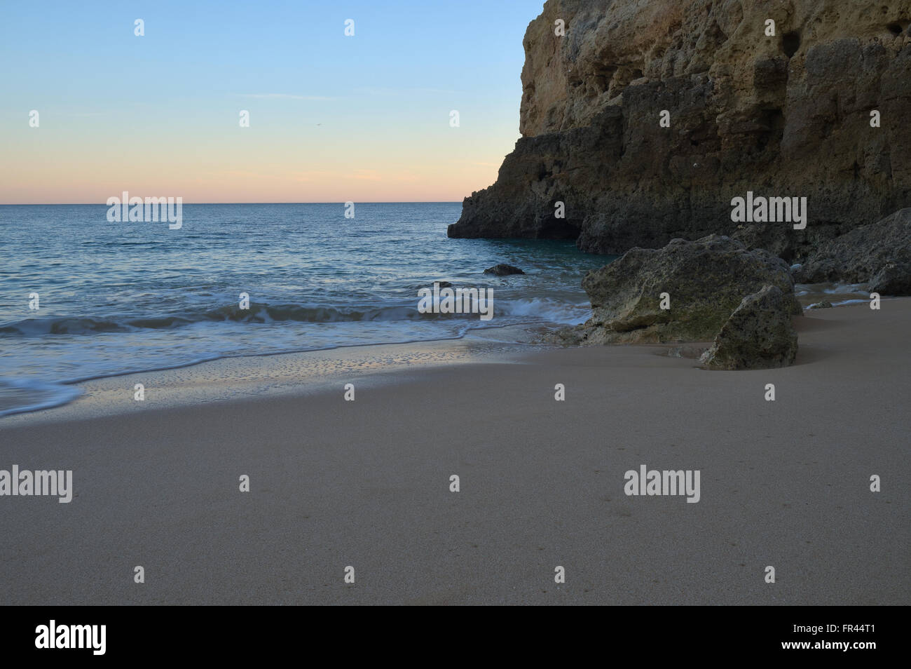 Beach scene during twilight in Albandeira. Lagoa, Algarve, Portugal ...