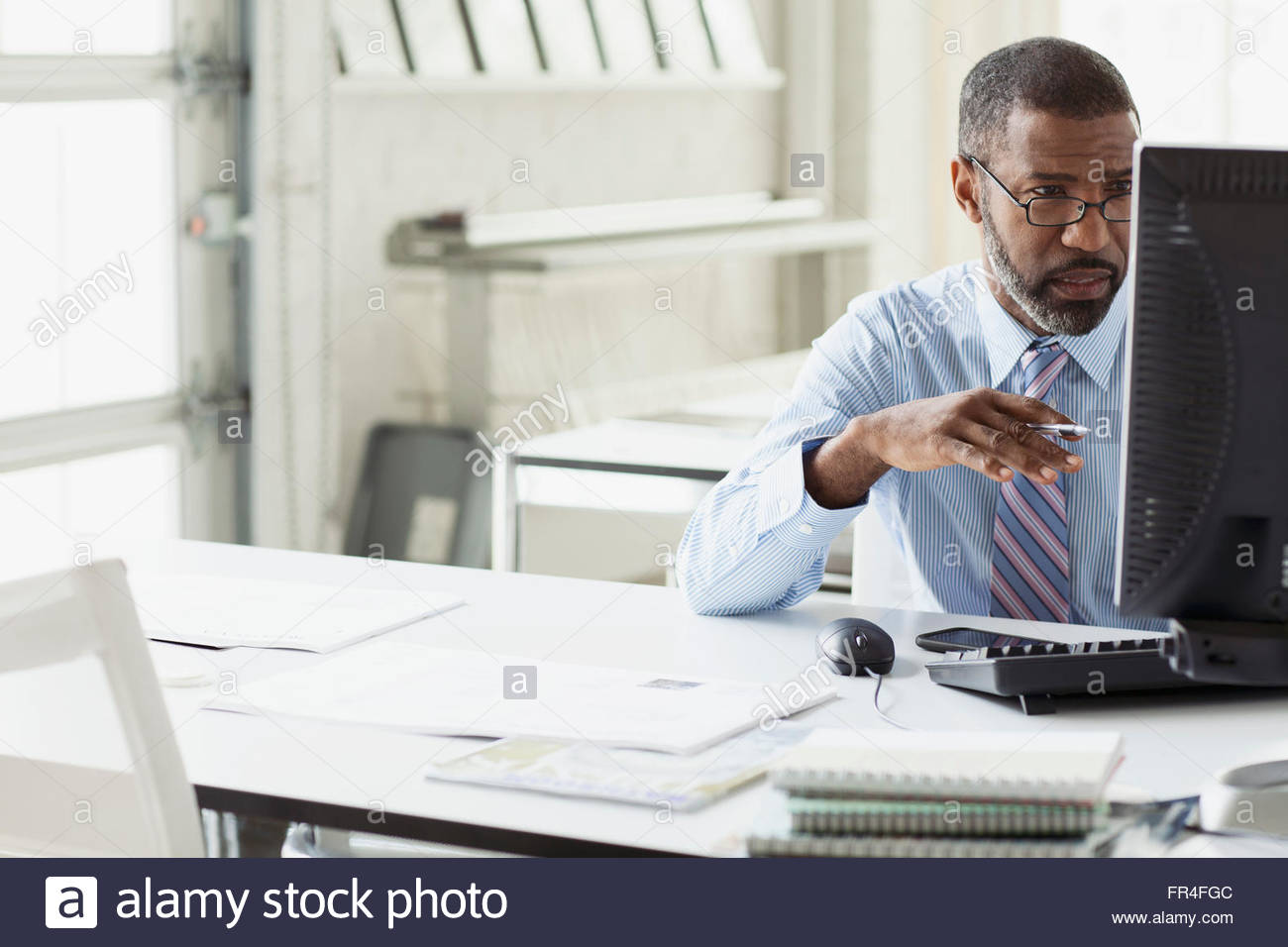 Old man confused computer hi-res stock photography and images - Alamy