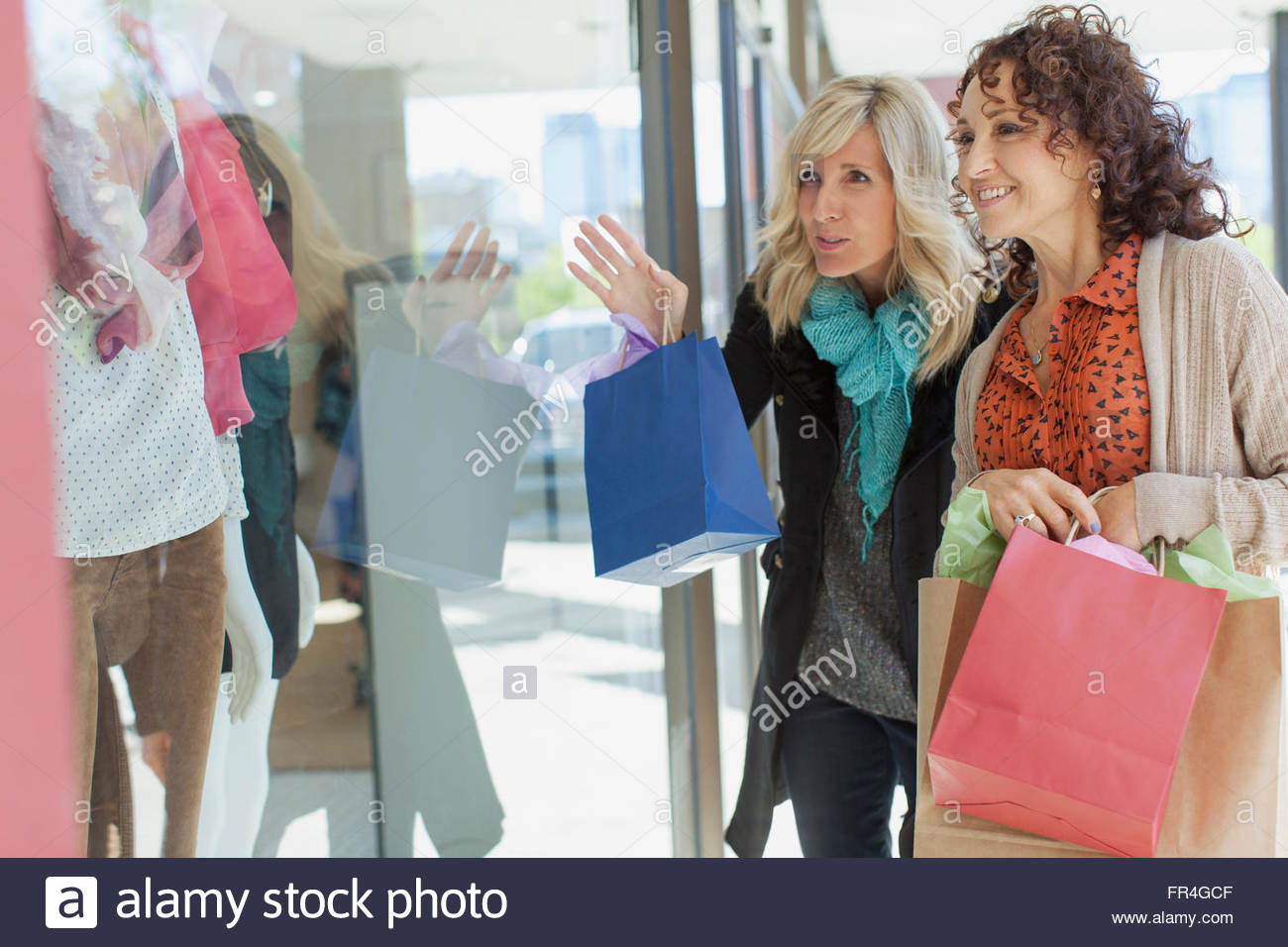 Women looking at store window hi-res stock photography and images - Alamy
