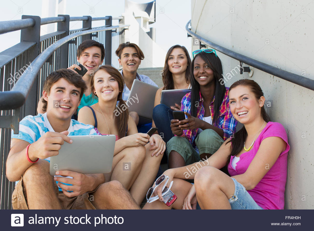 Middle eastern teenagers and technology hi-res stock photography and ...