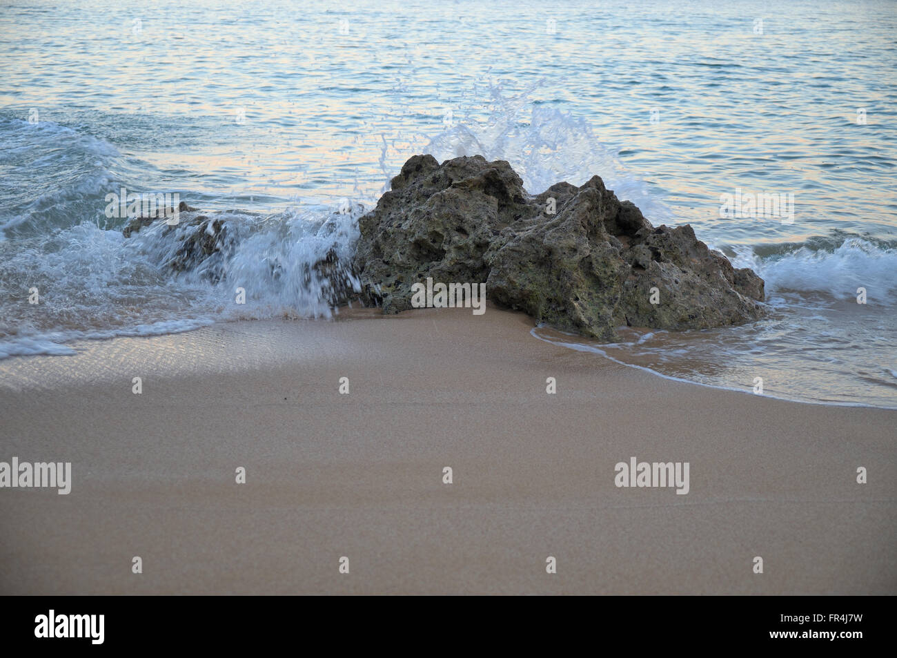 Beach scene during twilight in Albandeira. Lagoa, Algarve, Portugal ...