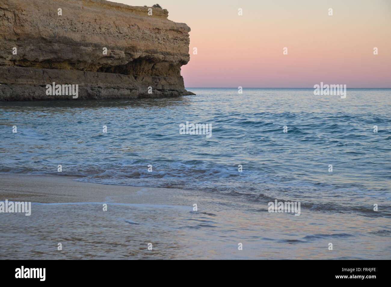 Beach scene during twilight in Albandeira. Lagoa, Algarve, Portugal ...