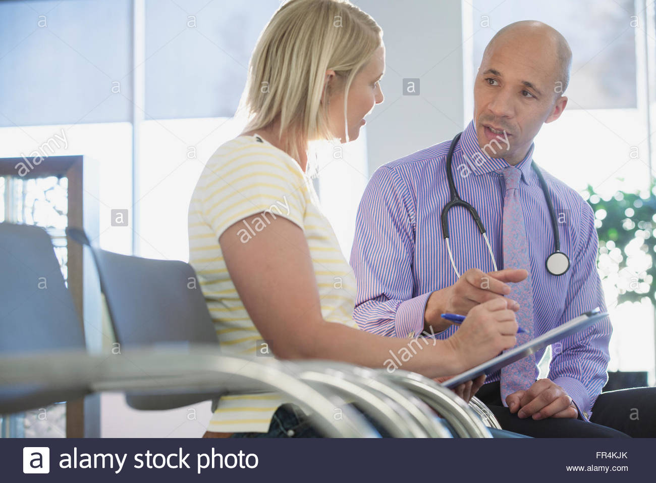 Doctor patient conversation hi-res stock photography and images - Alamy