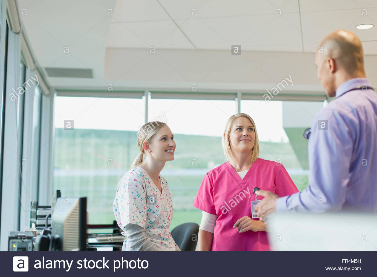 Doctor nurses in discussion nurses hi-res stock photography and images ...