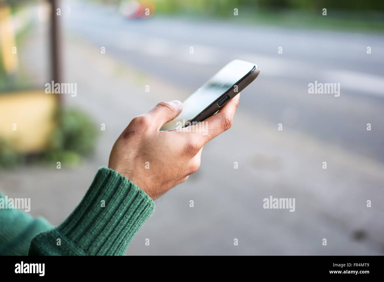 Hand holding a mobile phone Stock Photo - Alamy
