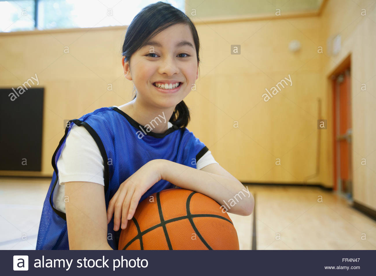 Middle school girl basketball team hi-res stock photography and images ...
