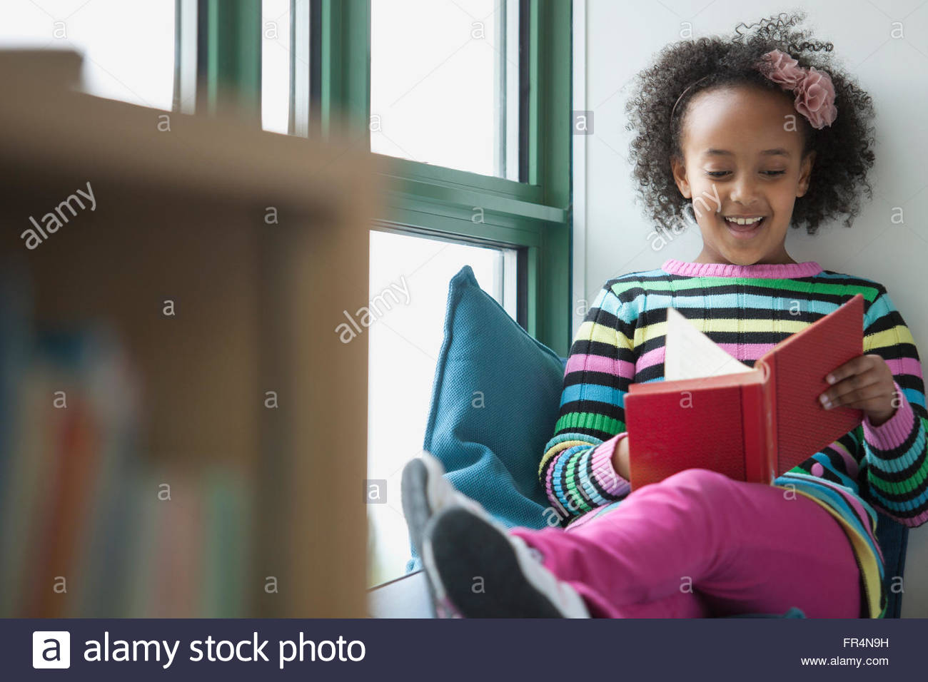 Elementary student reading book hi-res stock photography and images - Alamy