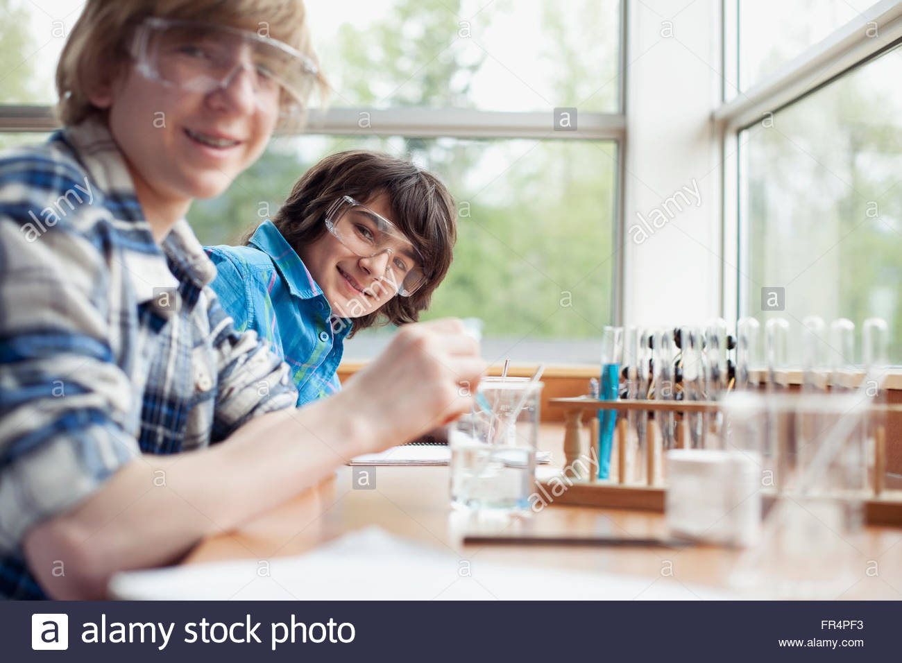 Students doing science project hi-res stock photography and images - Alamy