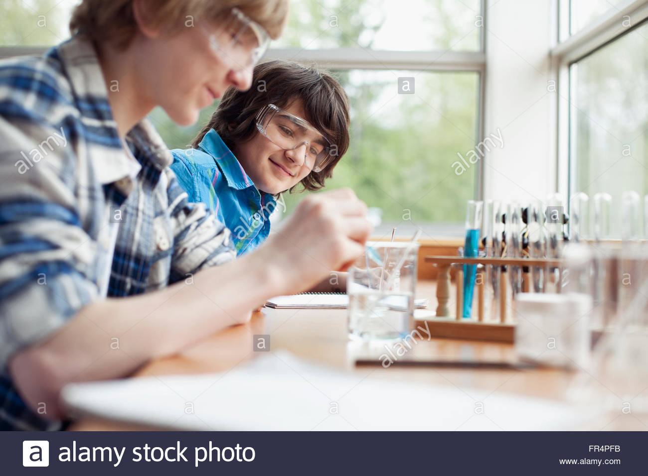 Students doing science project hi-res stock photography and images - Alamy