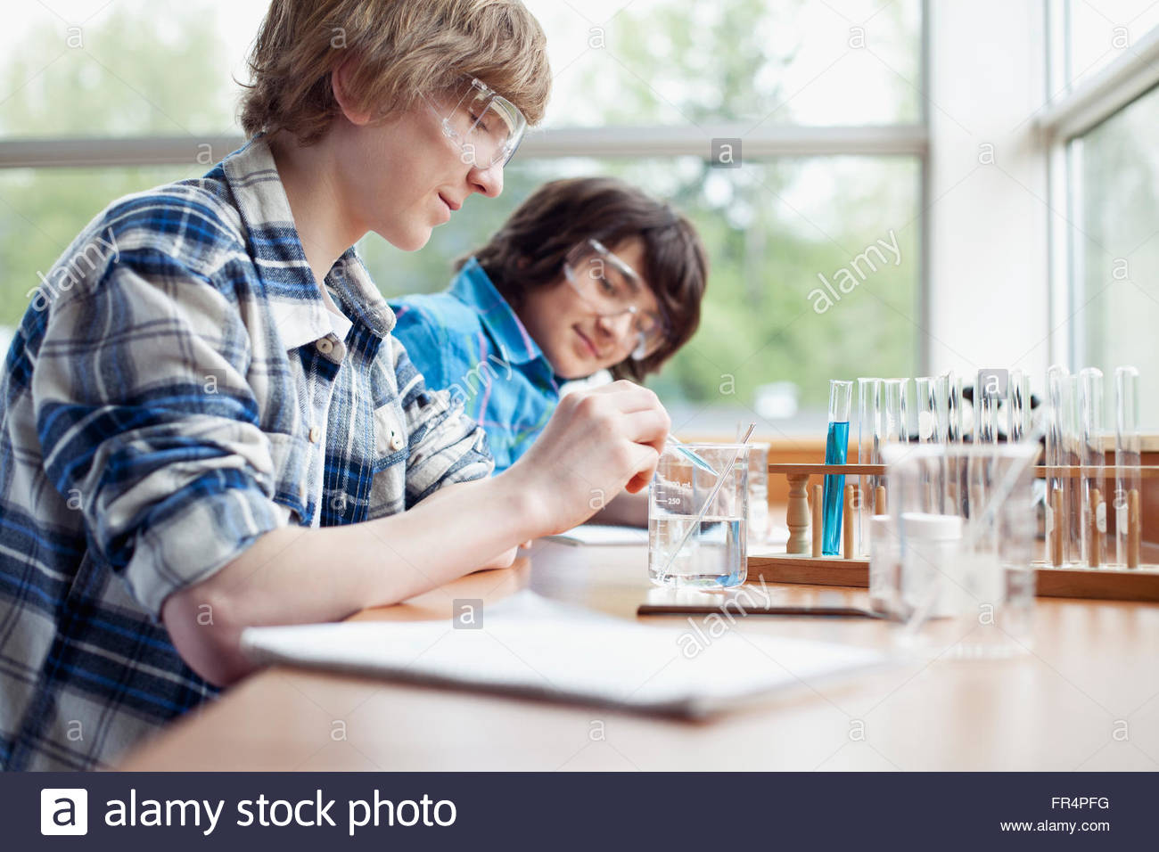 Students doing science project hi-res stock photography and images - Alamy