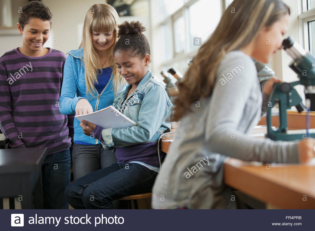Students looking through microscopes hi-res stock photography and ...