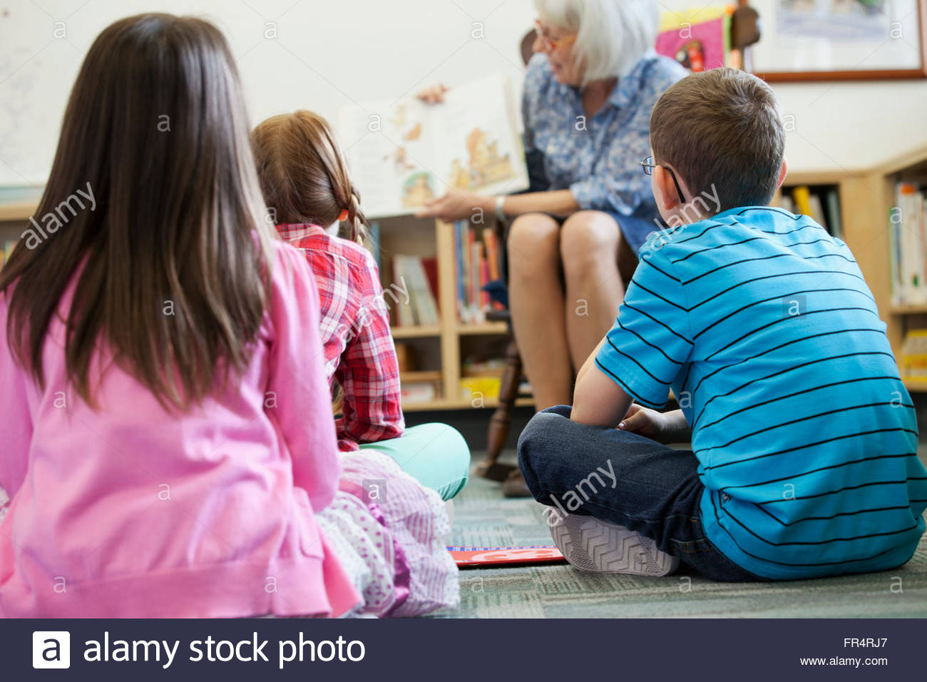 students listening to teacher reading out loud Stock Photo - Alamy
