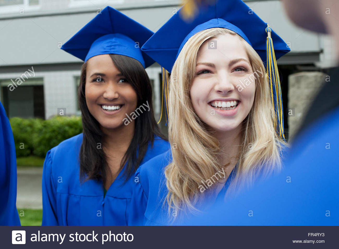 graduates celebrating outside Stock Photo - Alamy graduates celebrating outside Stock Photo - Alamy
