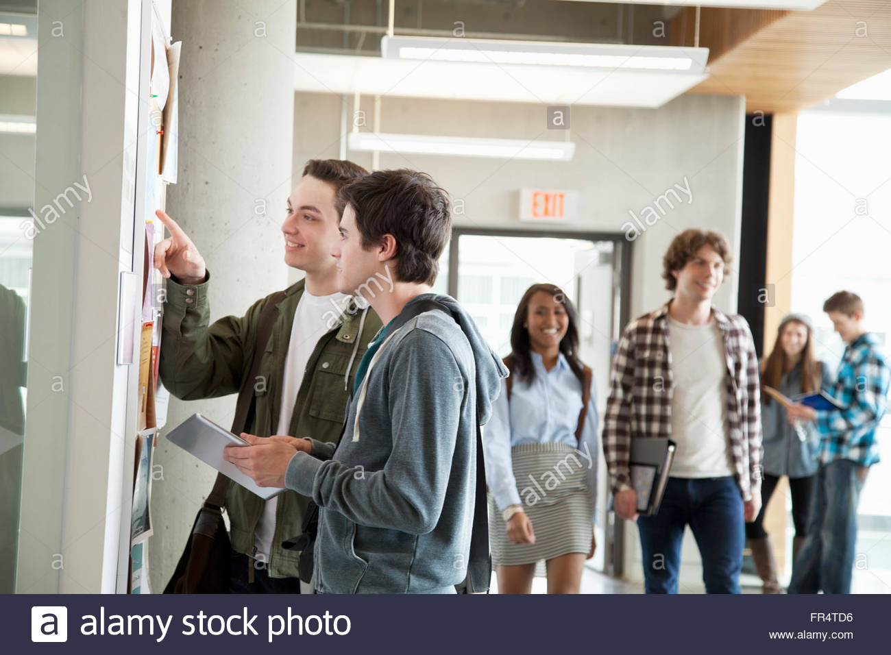 Students looking at bulletin board hi-res stock photography and images ...