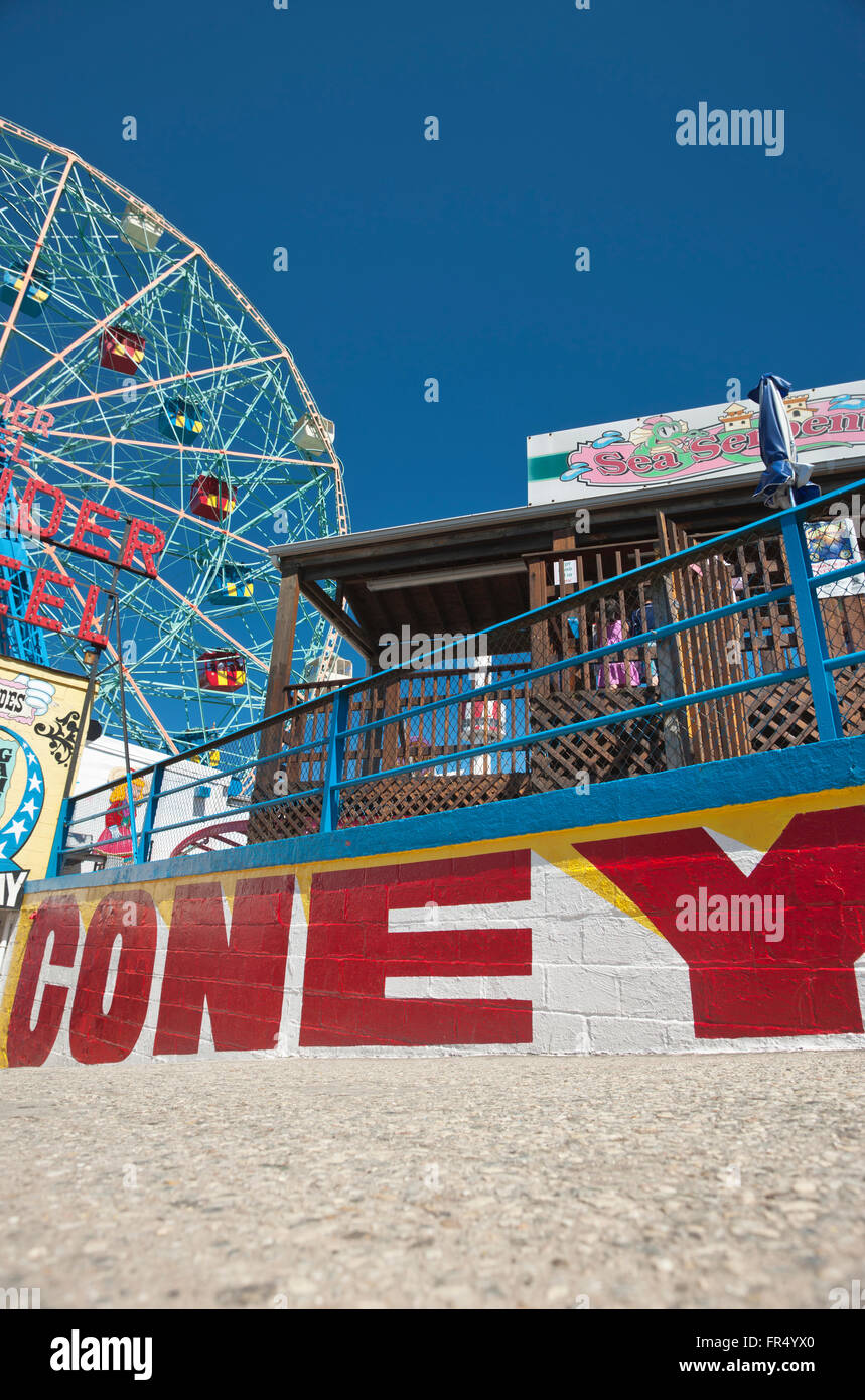 DENO’S WONDER WHEEL AMUSEMENT PARK CONEY ISLAND BROOKLYN NEW YORK CITY ...