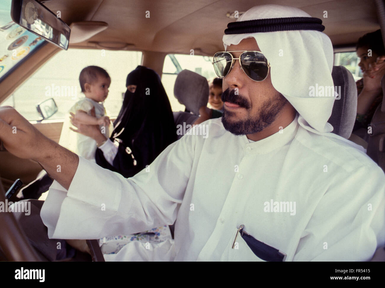 Kuwait adult male with veiled wife and child hi-res stock photography ...