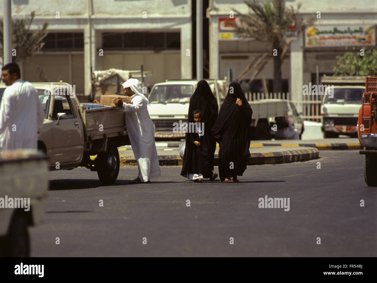 Saudi arabia foreign worker hi-res stock photography and images - Alamy