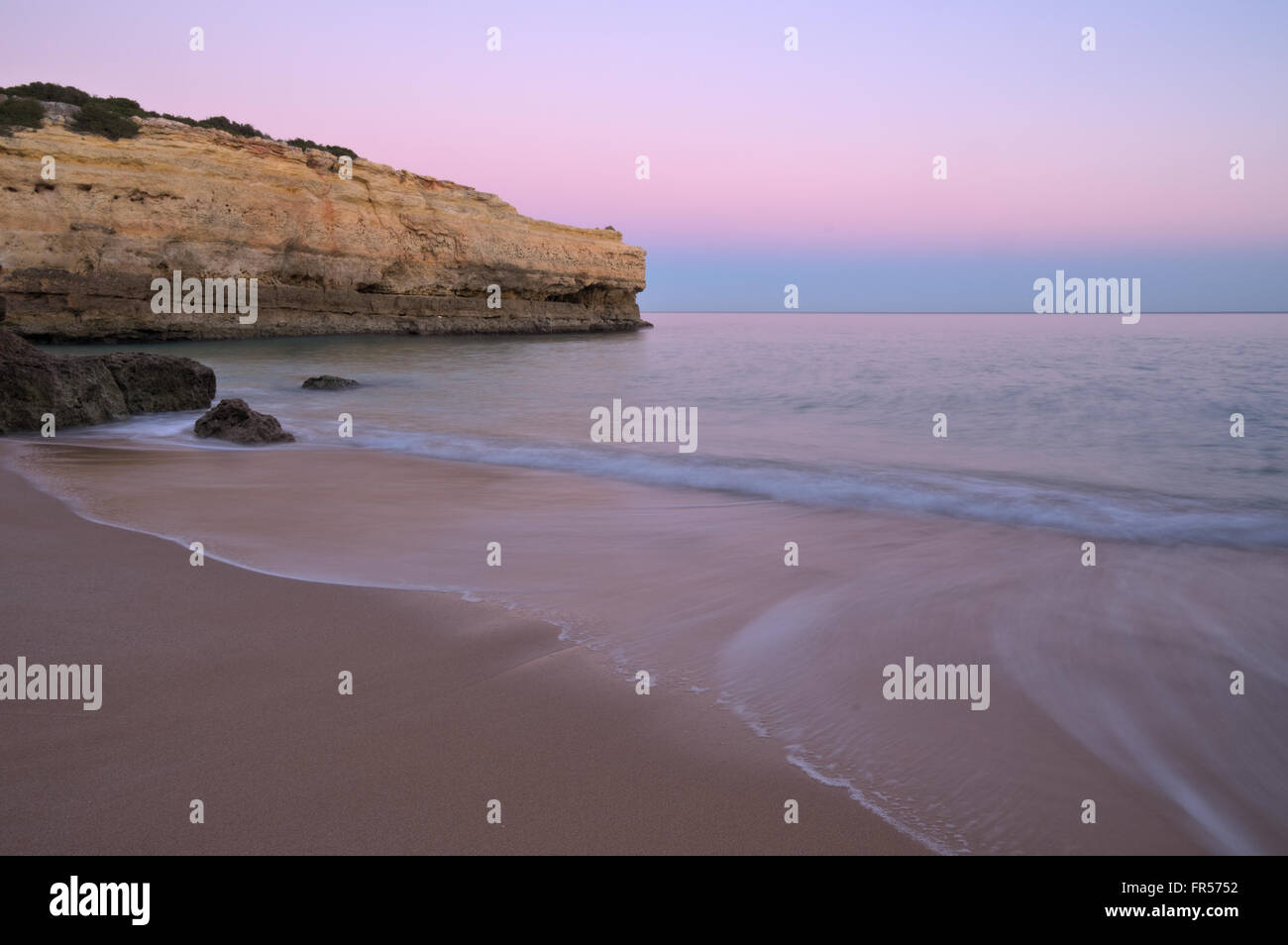 Beach scene during twilight in Albandeira. Lagoa, Algarve, Portugal ...