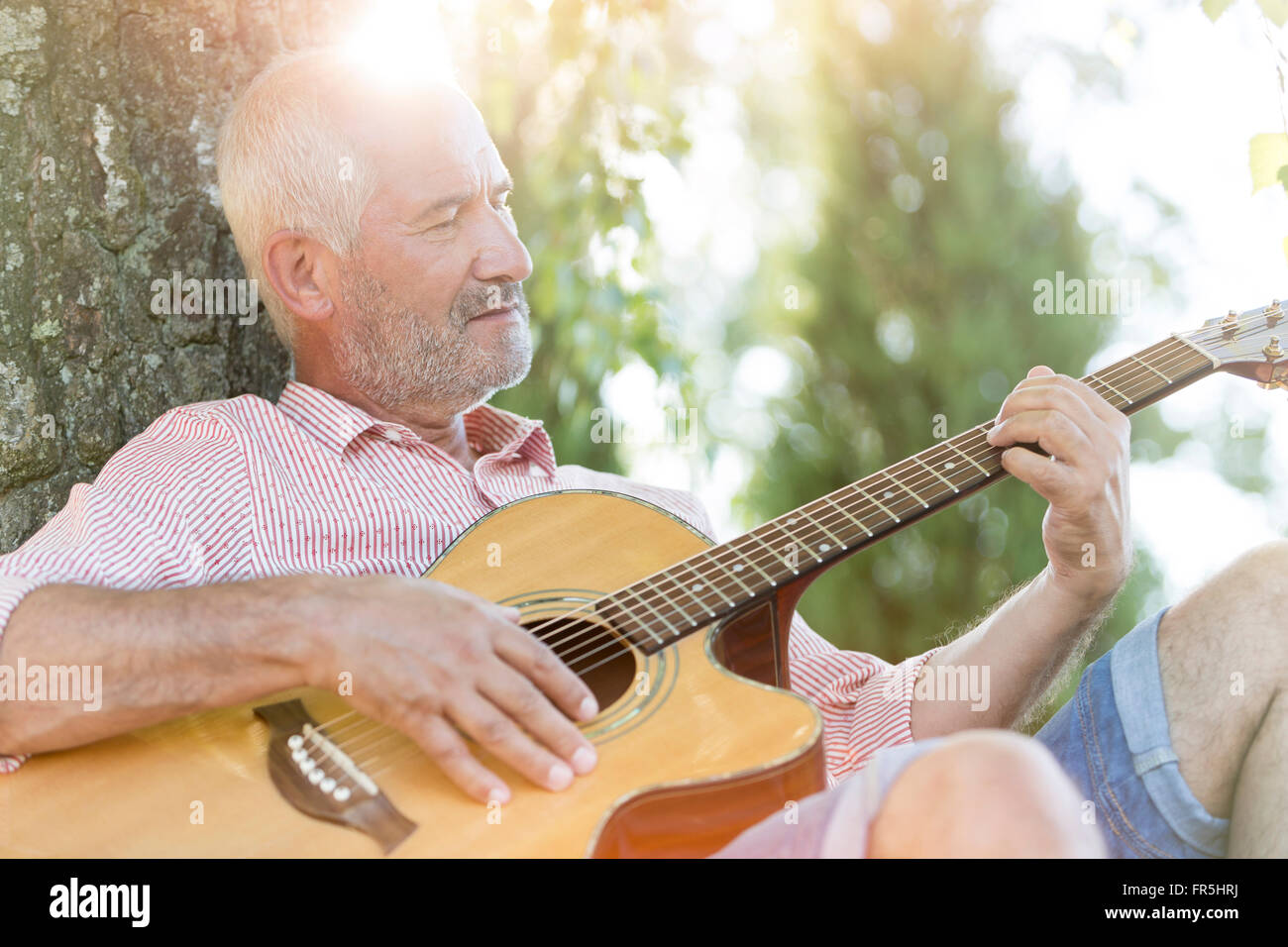 Man leaning against tree hi-res stock photography and images - Alamy
