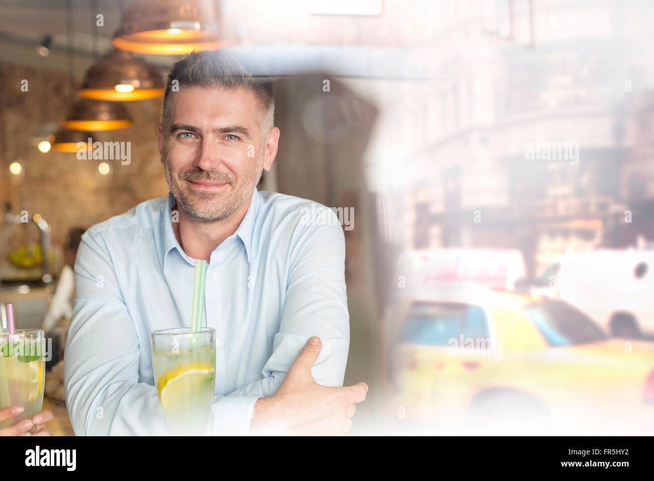 Restaurant man window hi-res stock photography and images - Alamy