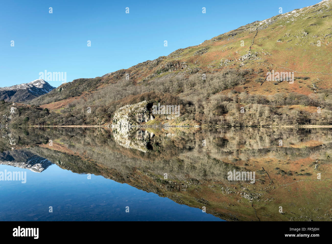 Llyn Gwynant lake on the A498 road to Beddgelert in the Snowdonia ...
