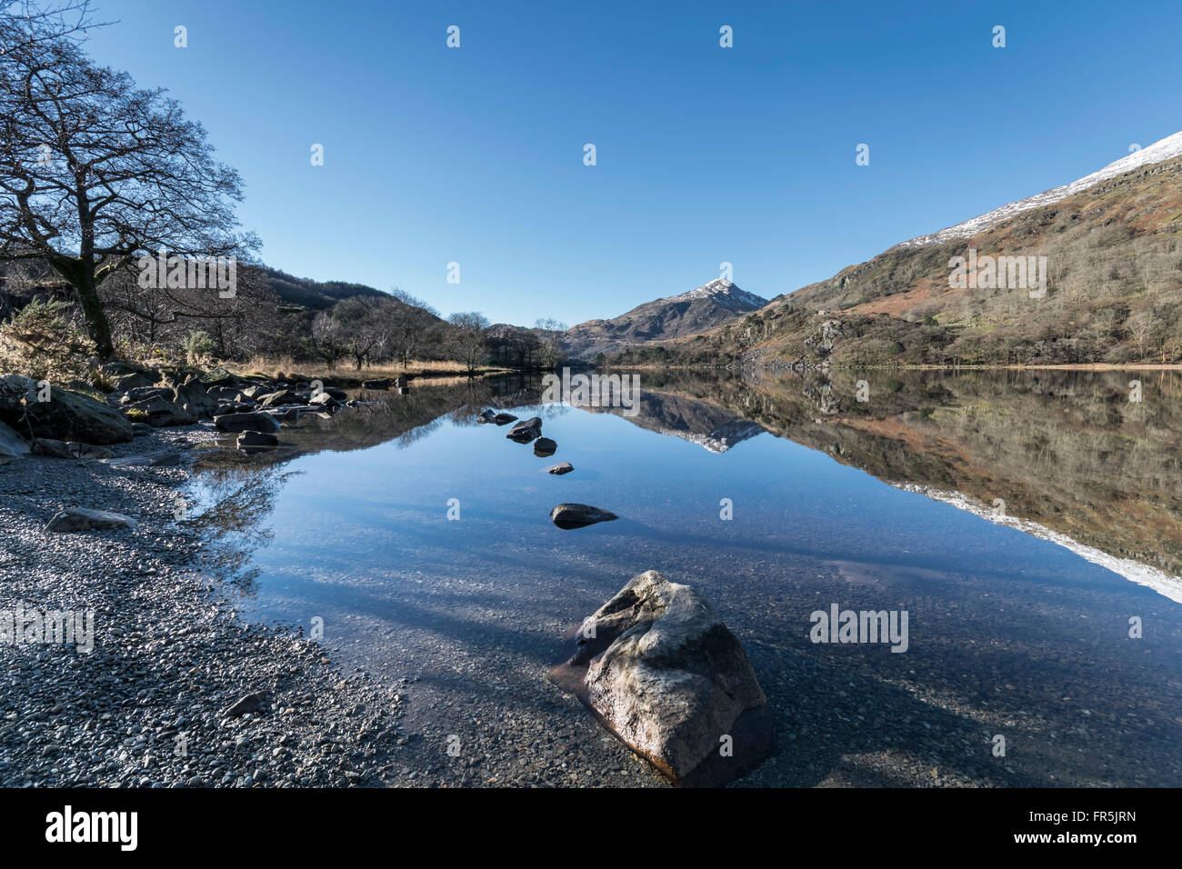 Llyn Gwynant lake on the A498 road to Beddgelert in the Snowdonia ...