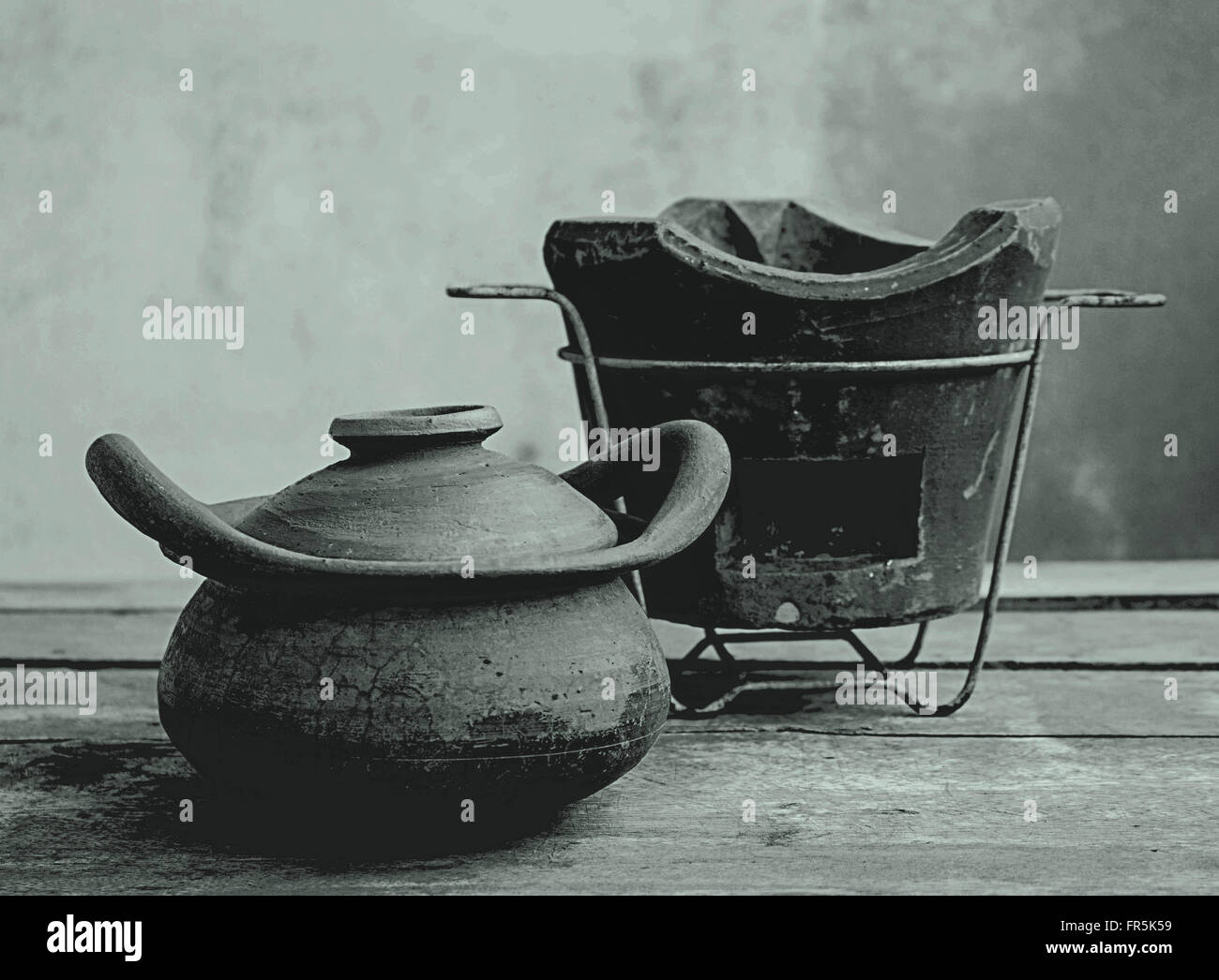 Clay pot and stove for cooking food of the countryside Stock Photo - Alamy