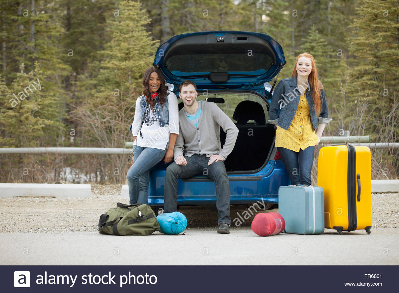 Friends packing car hi-res stock photography and images - Alamy