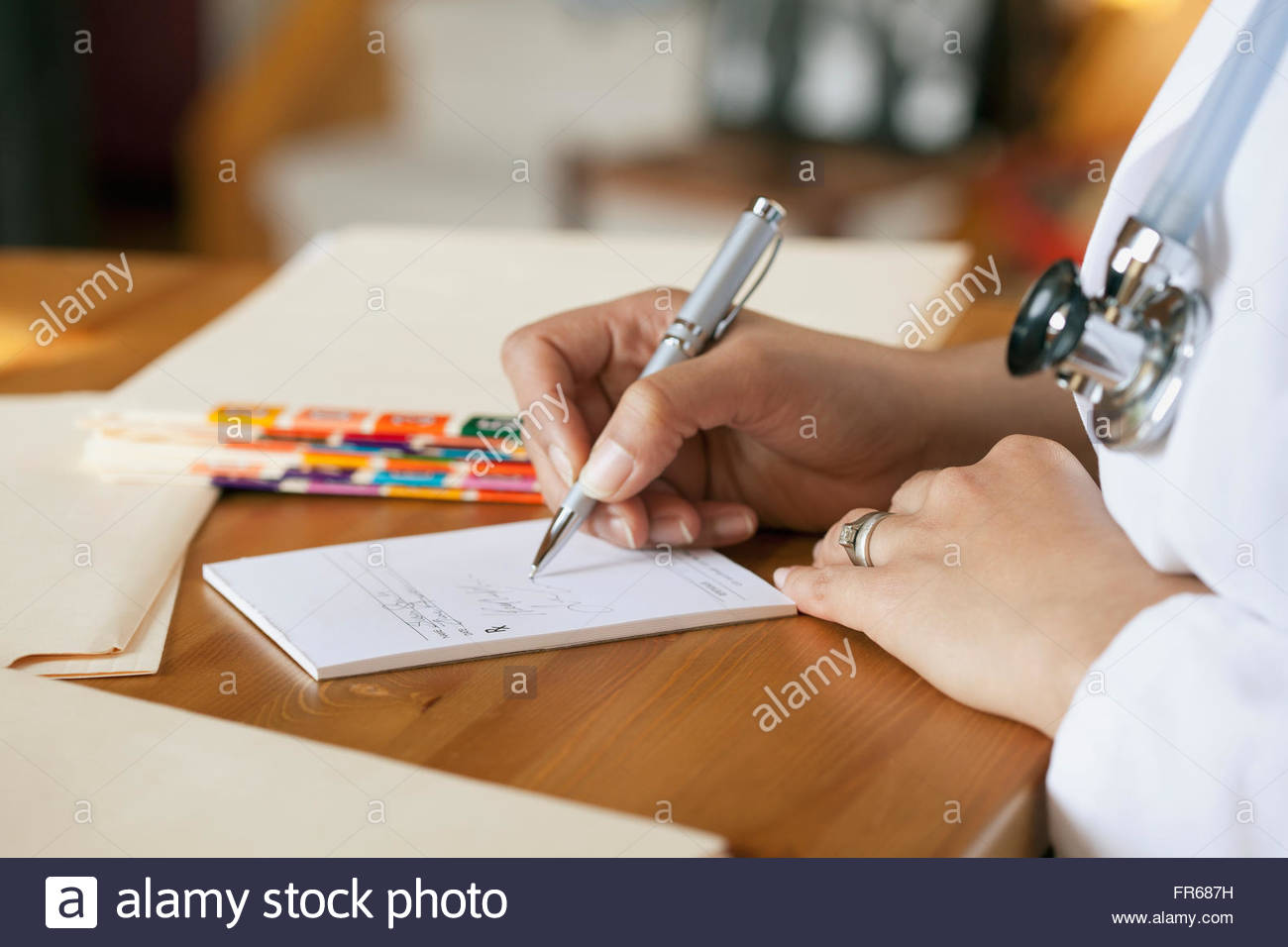 Doctor writing out prescription hi-res stock photography and images - Alamy