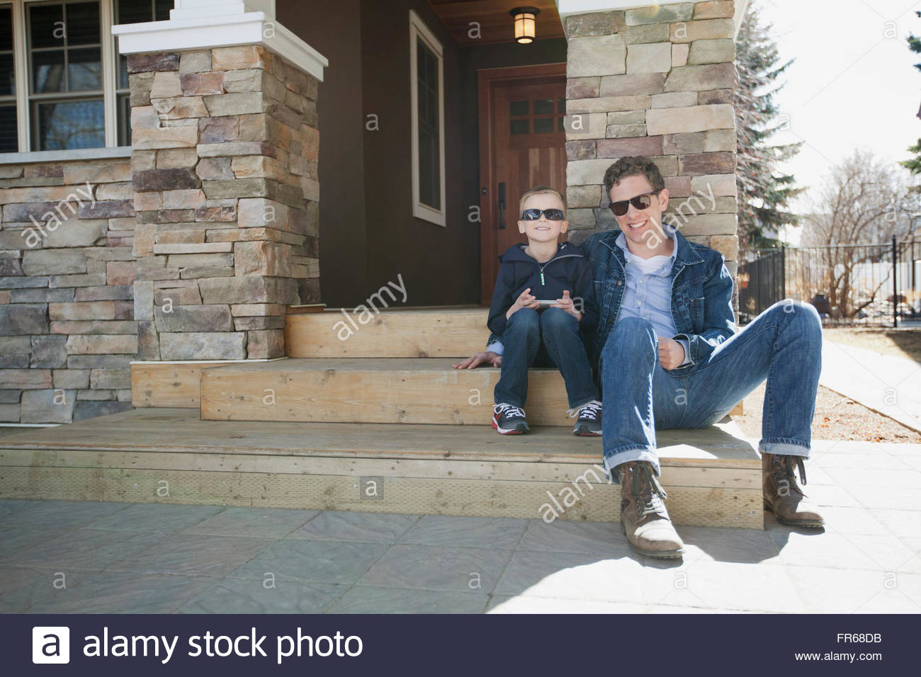 Family on front porch candid hi-res stock photography and images - Alamy
