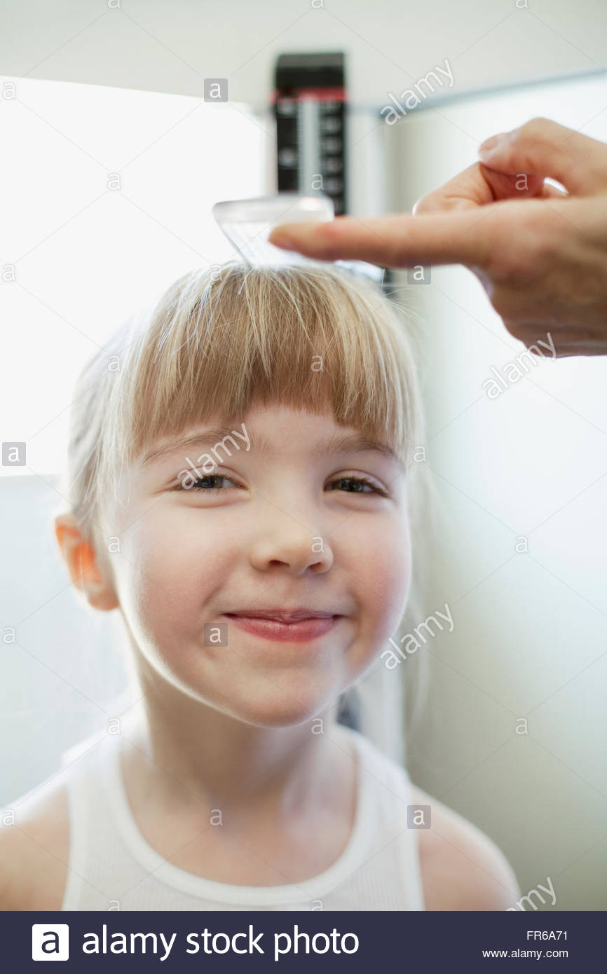Child height measured by doctor hi-res stock photography and images - Alamy