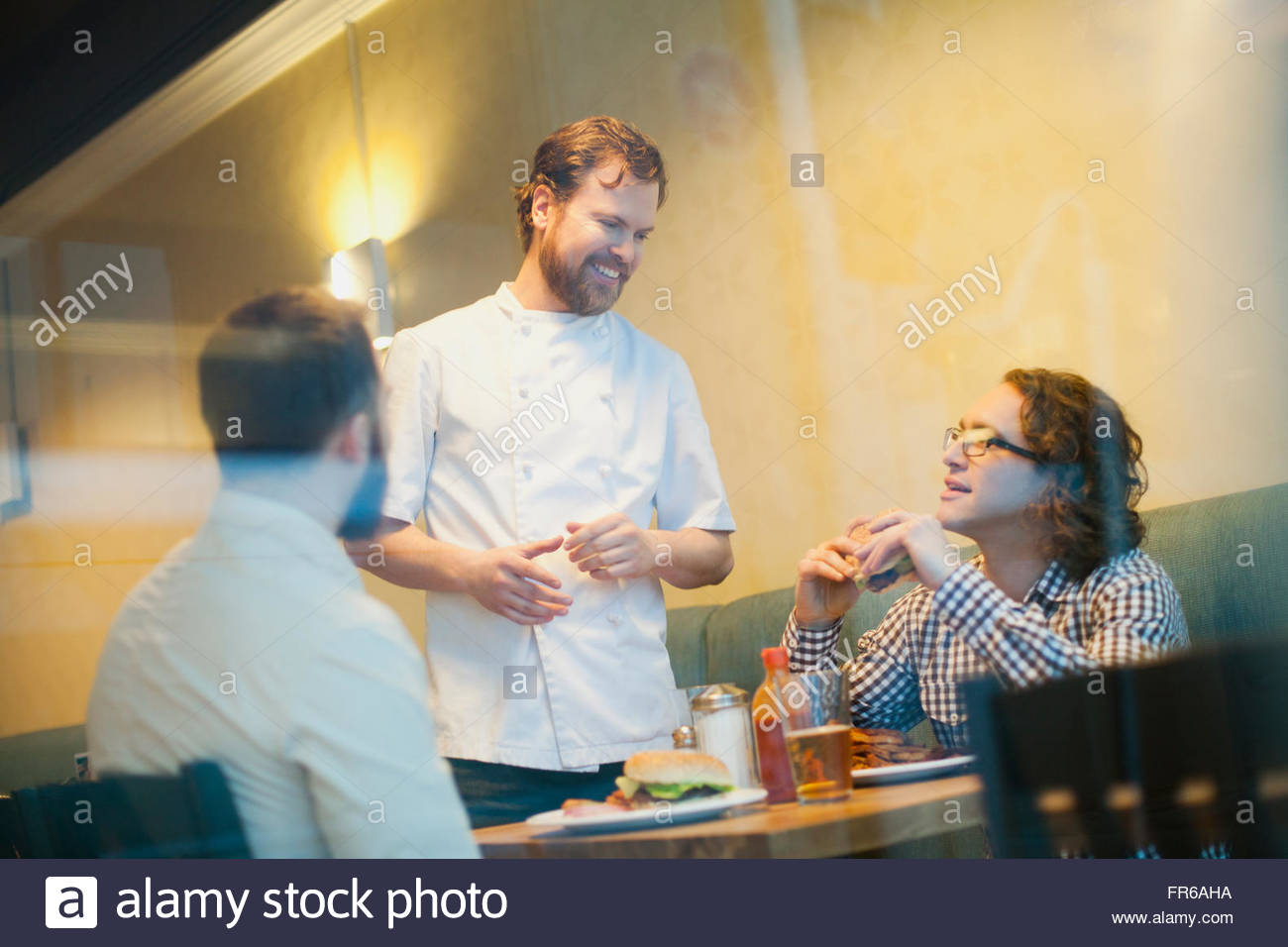 Waiter discussion hi-res stock photography and images - Alamy