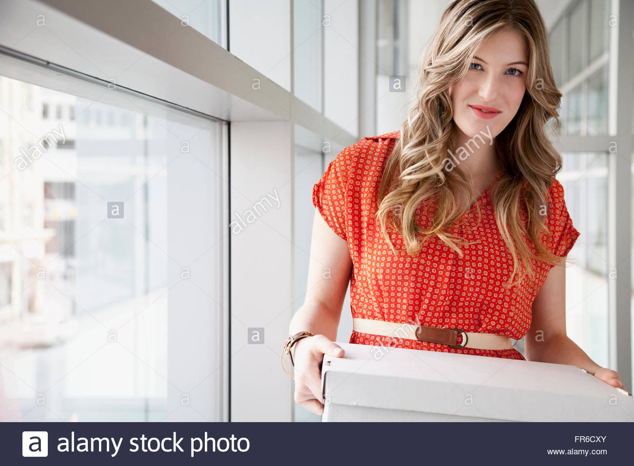 pretty office worker with moving box Stock Photo - Alamy