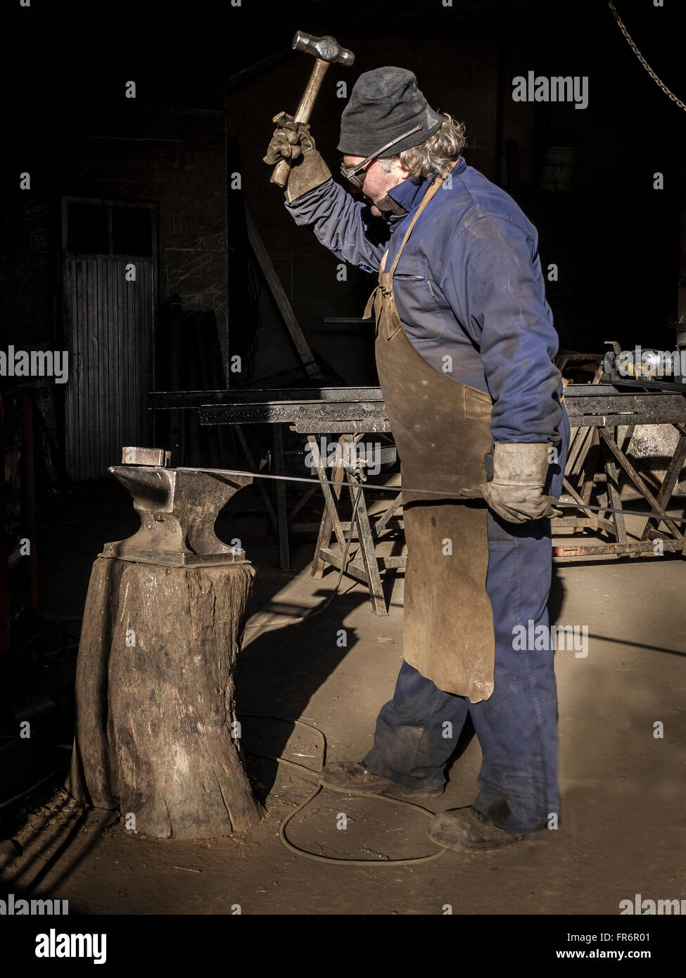 BLACKSMITH HAMMERING AT AN ANVIL Stock Photo - Alamy
