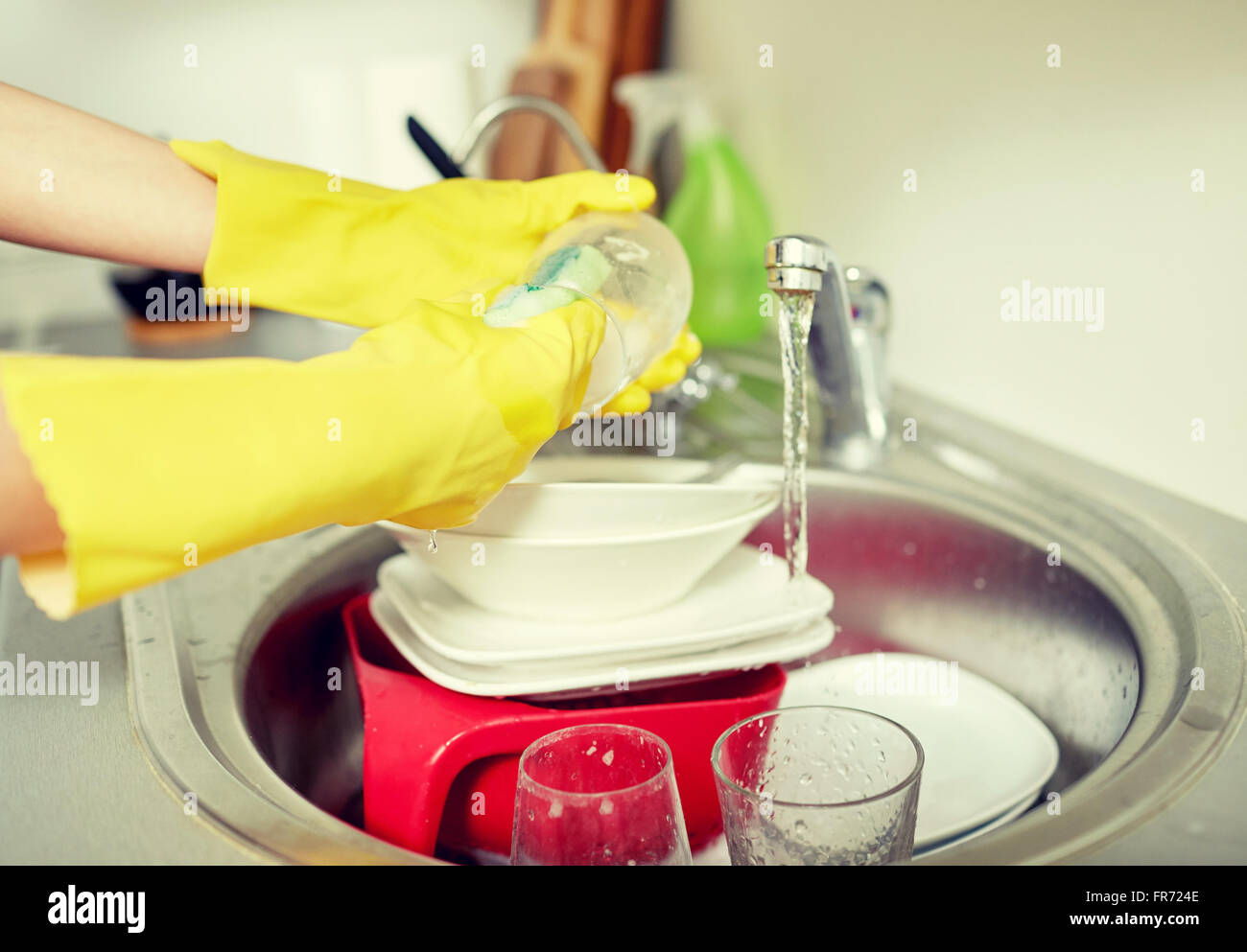 close up of woman hands washing dishes in kitchen Stock Photo - Alamy