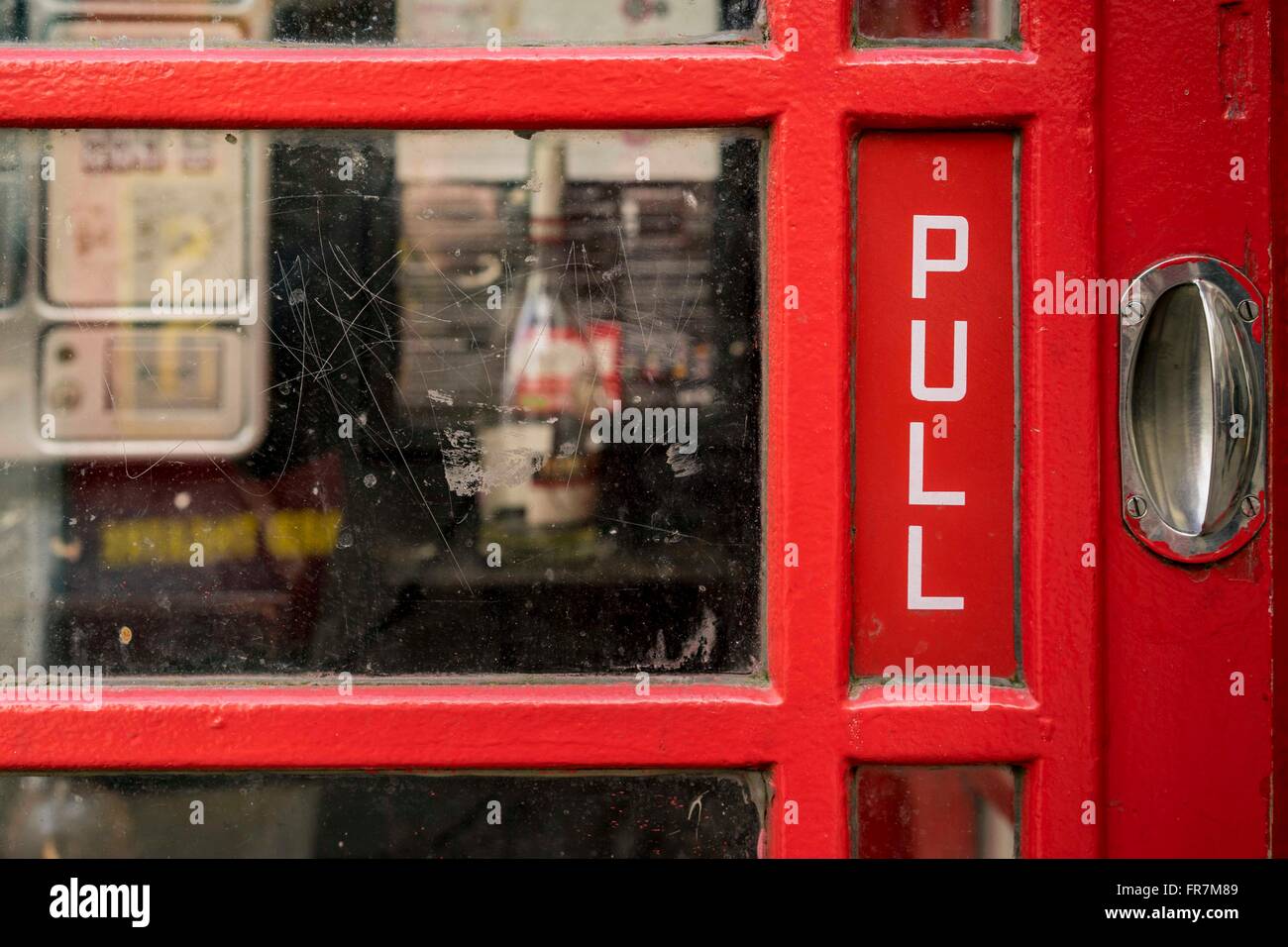 London phone booth door hi-res stock photography and images - Alamy