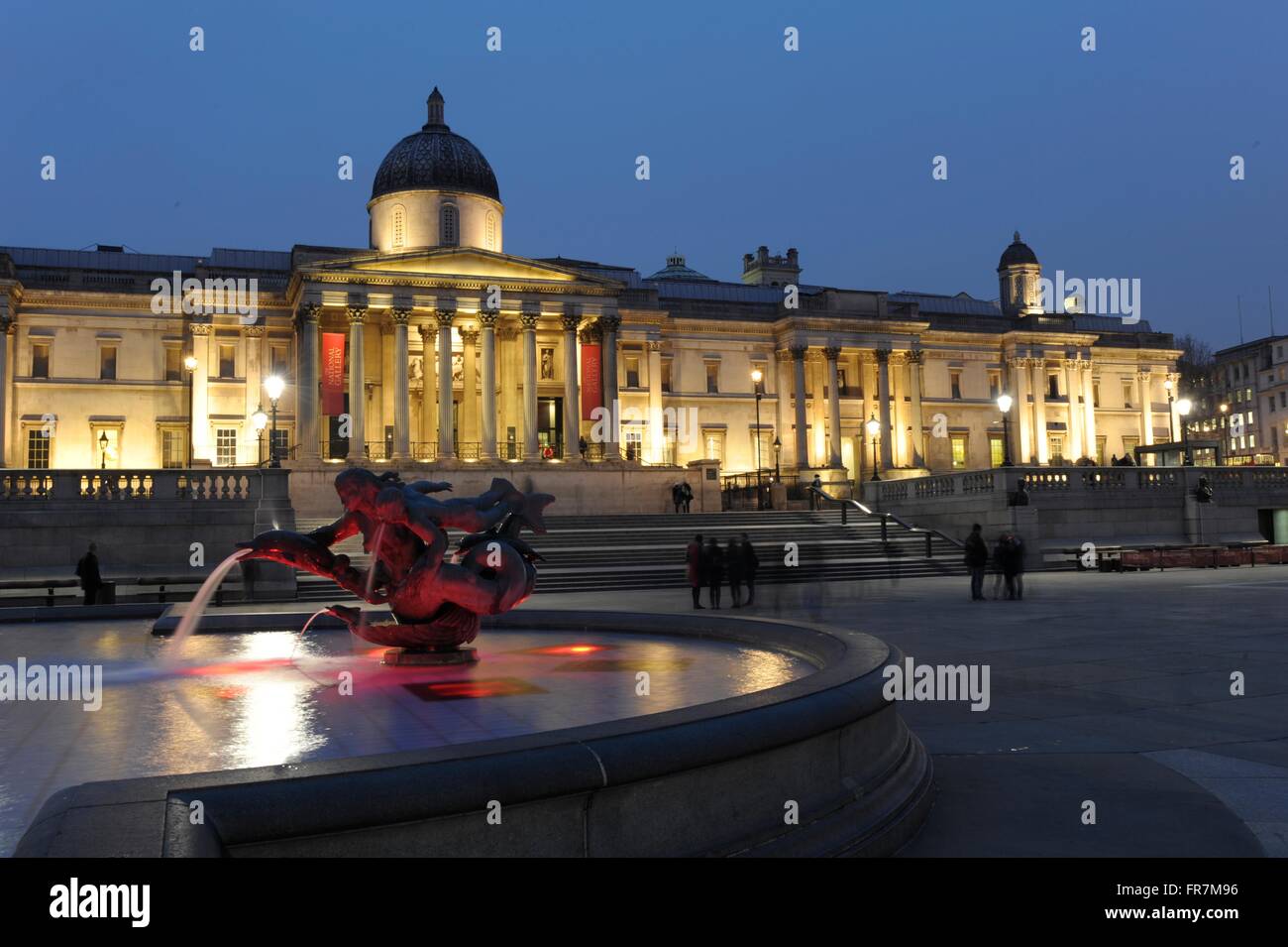 Trafalgar square, national gallery at night with water fountains Stock ...