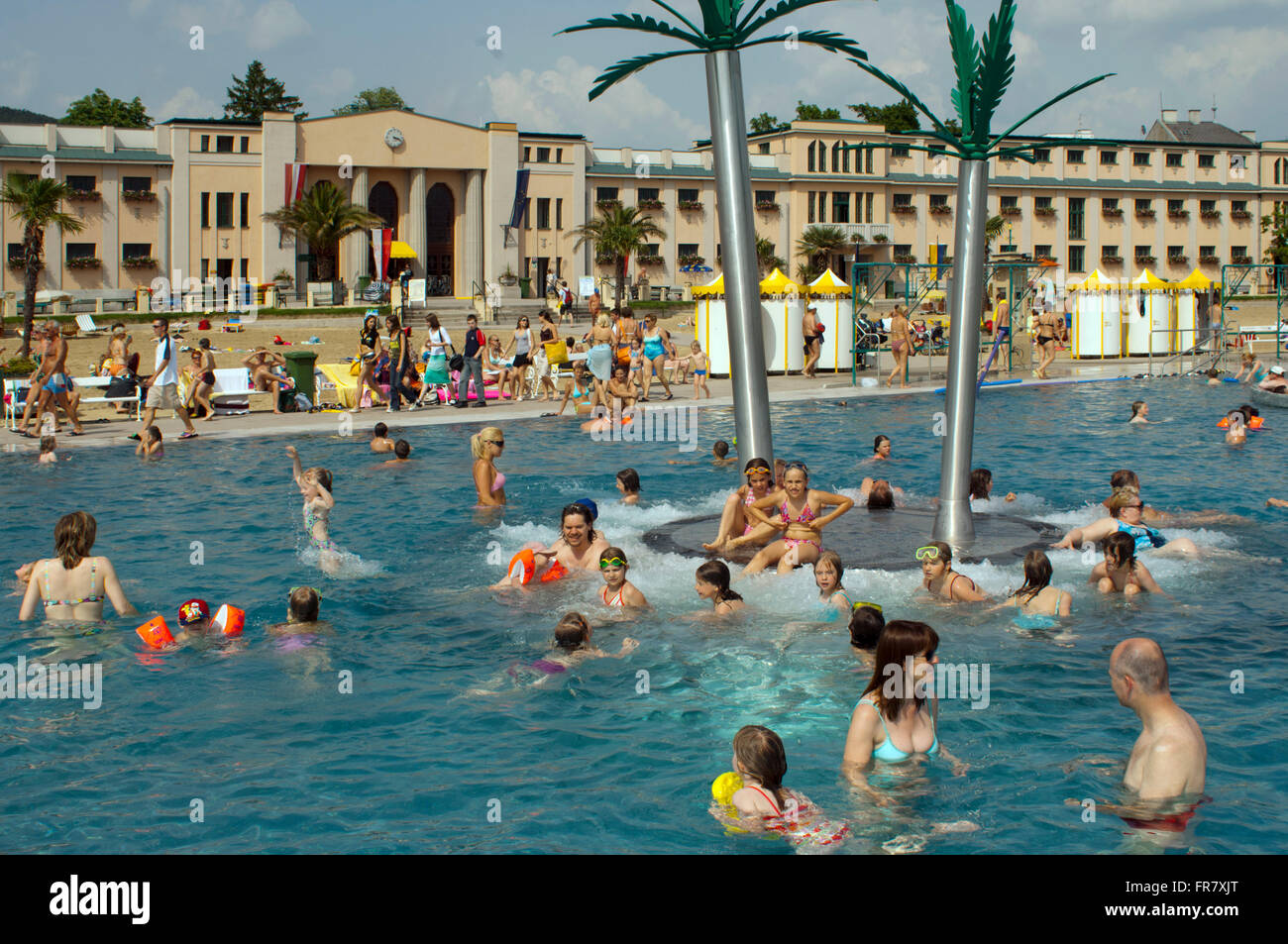 Österreich, Niederösterreich, Baden bei Wien: Badespass im Strandbad ...