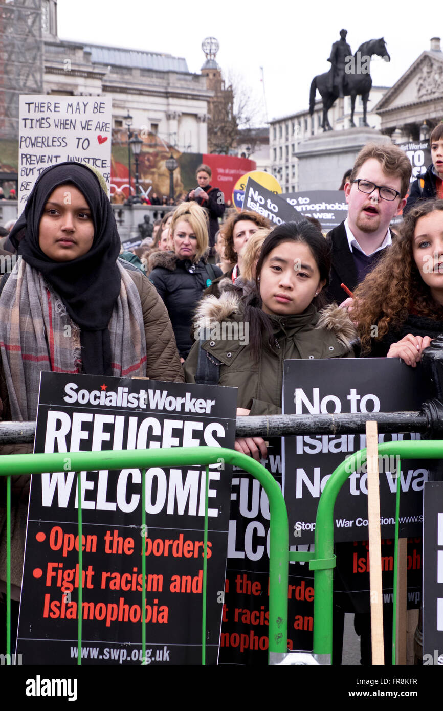 Stand with refugees hi-res stock photography and images - Alamy
