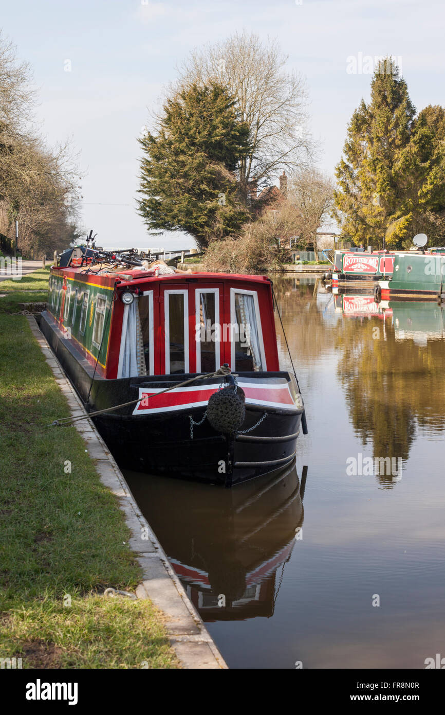 Caen Hill Locks, Kennet and Avon Canal, Devizes, Wiltshire, UK Stock ...