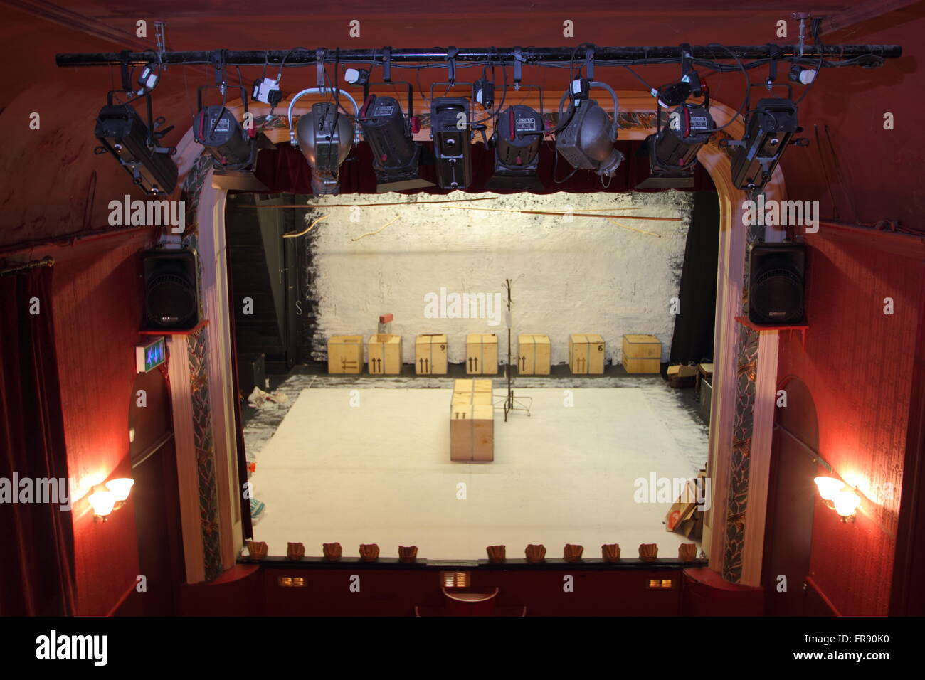 Edge of the stage hi-res stock photography and images - Alamy