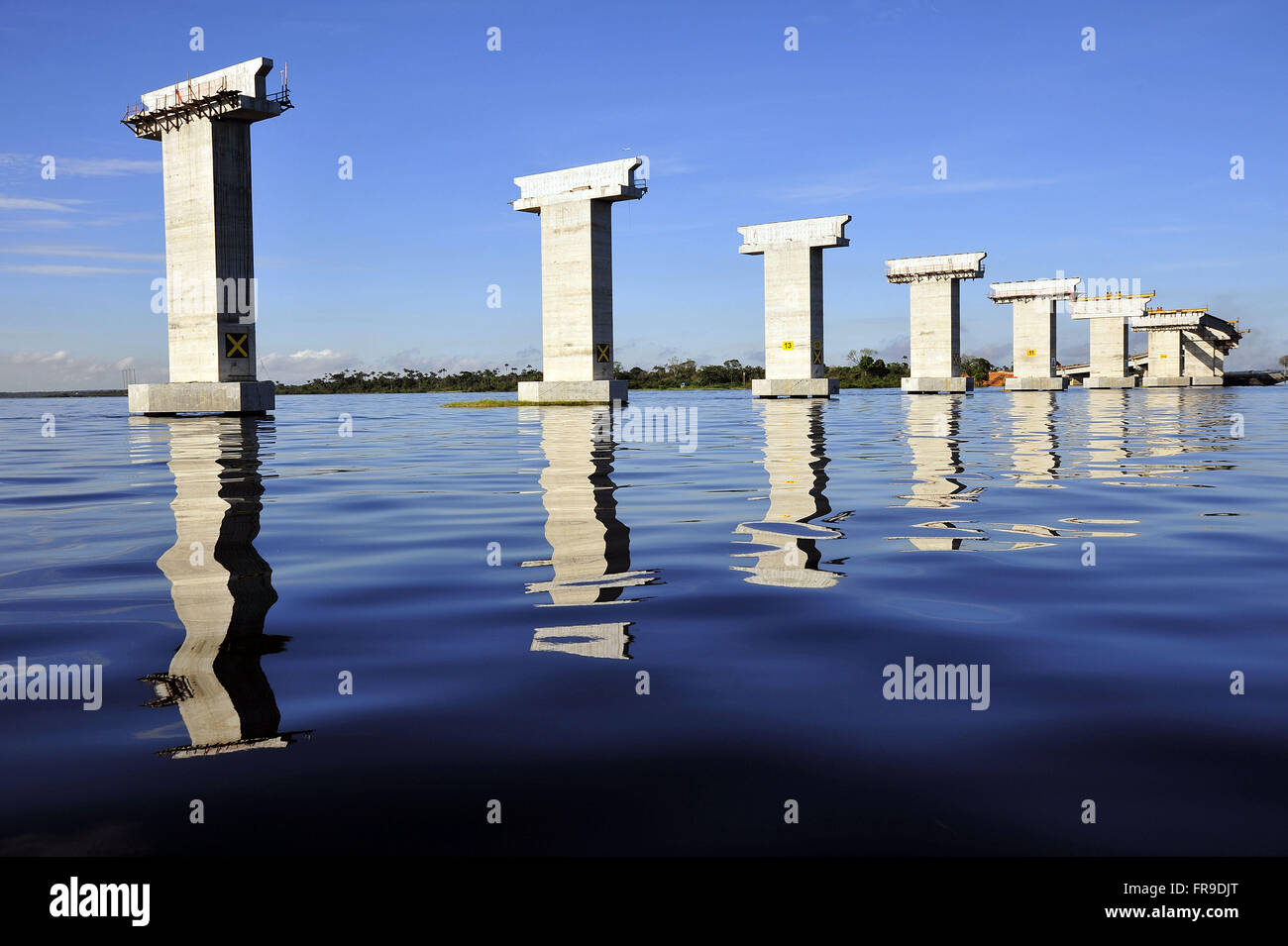 Construction of bridge over the Rio Negro - link between Manaus and ...