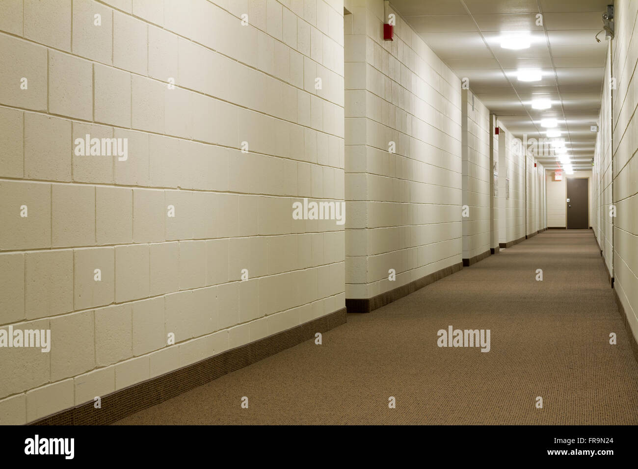 Long office hallway hi-res stock photography and images - Alamy
