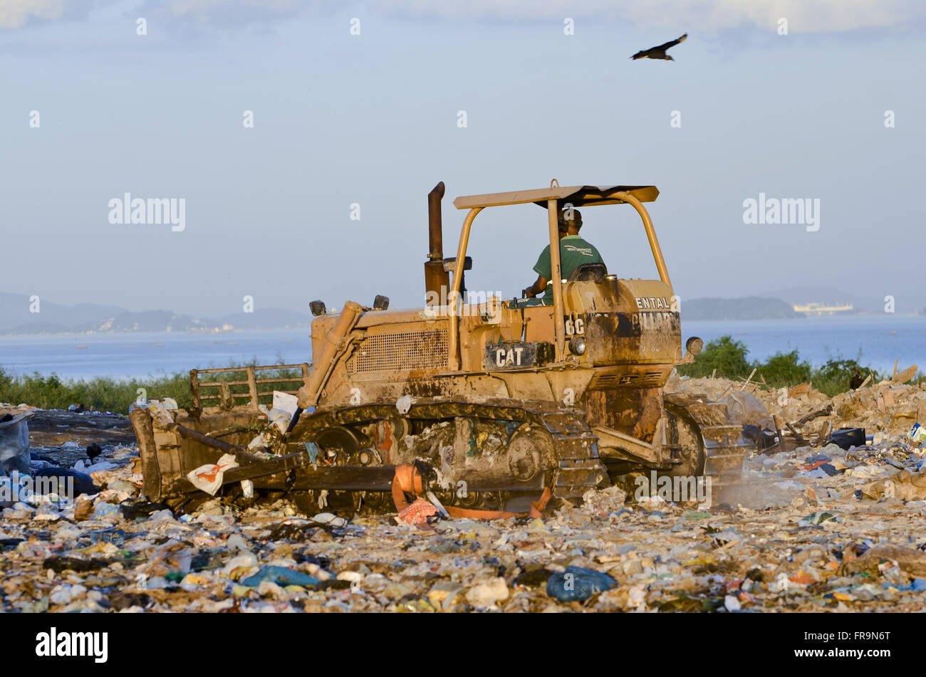 Bulldozer operator in Jardim Gramacho Landfill Stock Photo - Alamy
