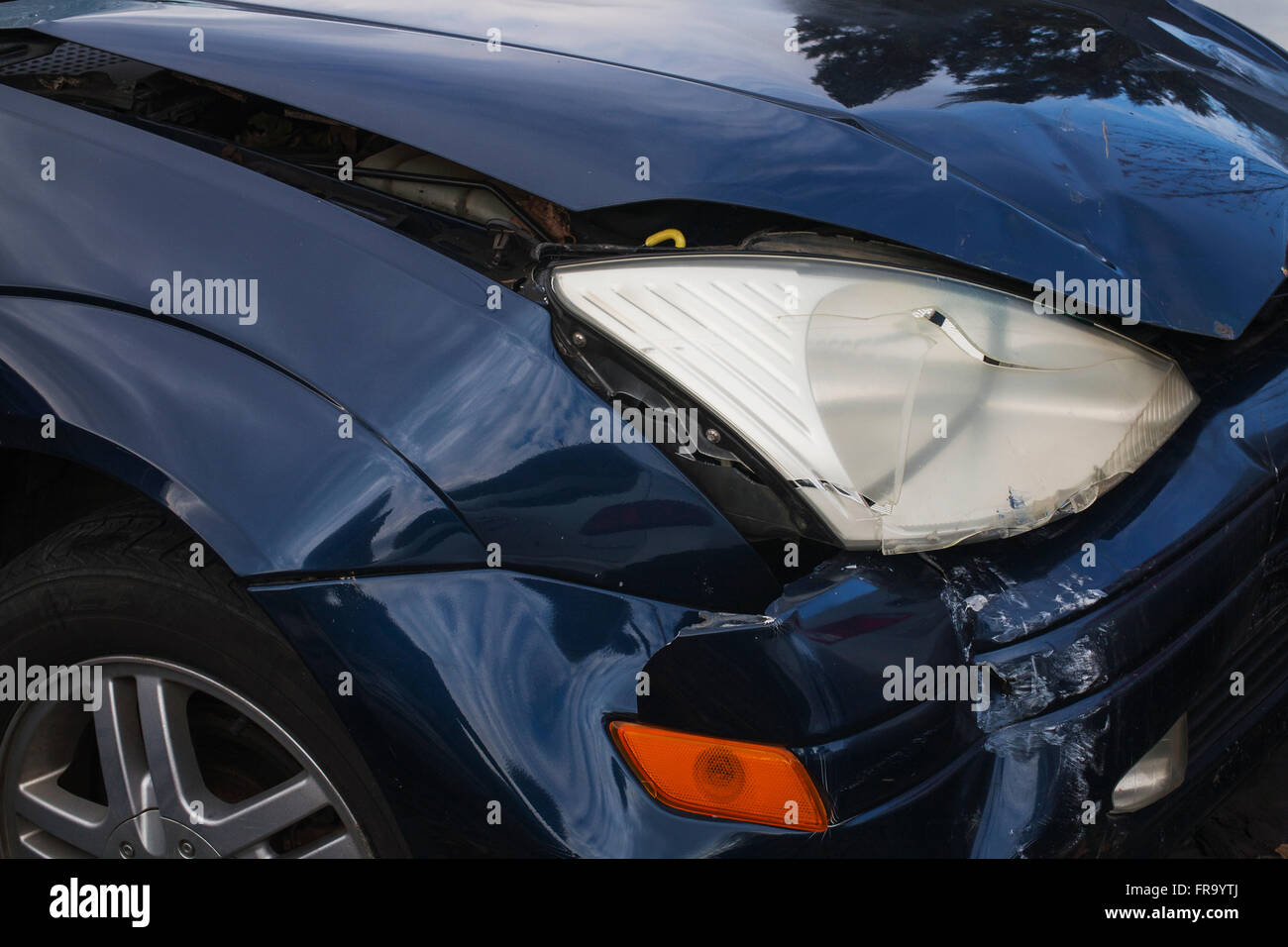 Car front view dented hi-res stock photography and images - Alamy