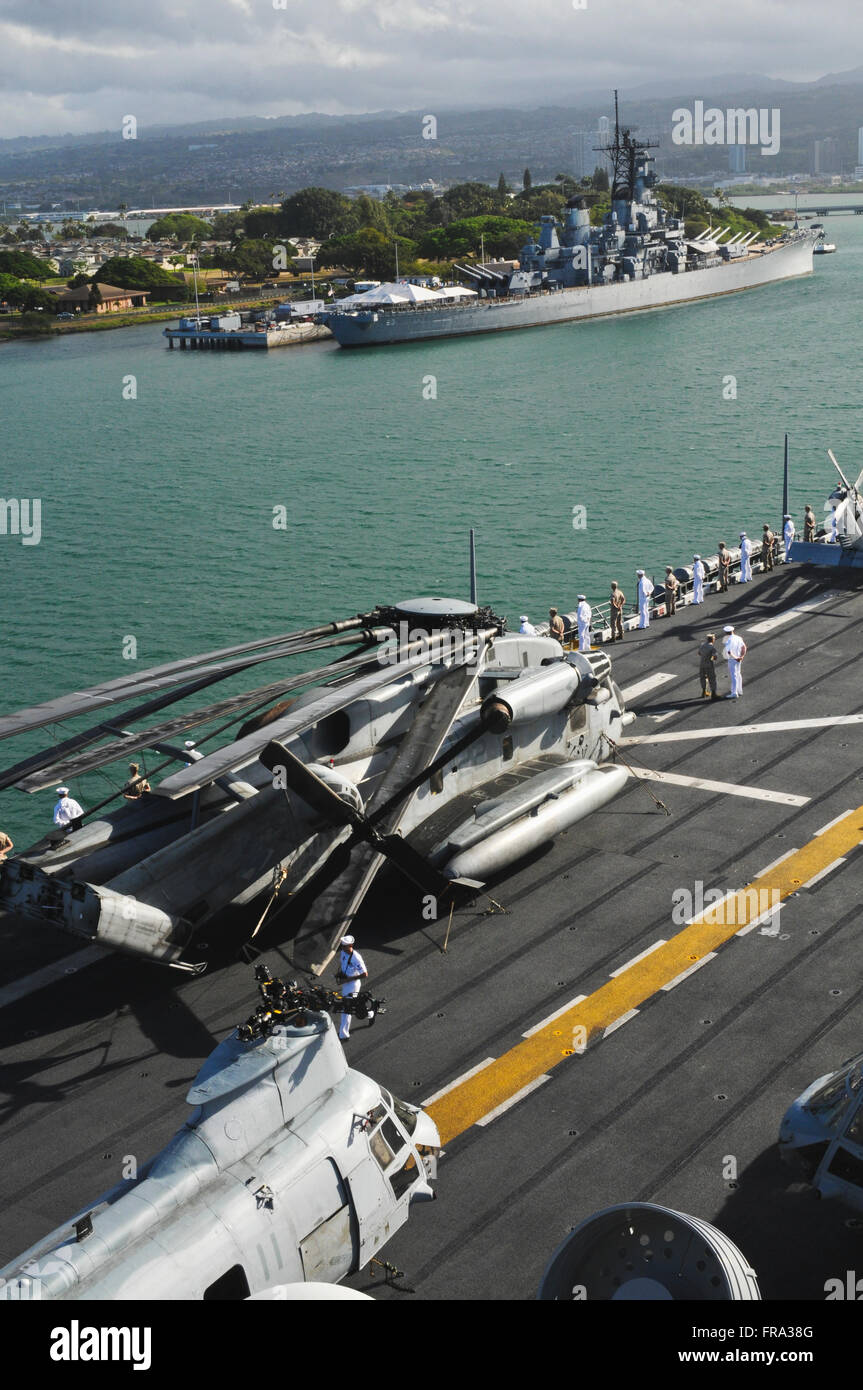 Us navy man rails hi-res stock photography and images - Alamy