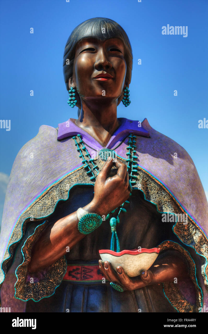 Native american indian statue hi-res stock photography and images - Alamy