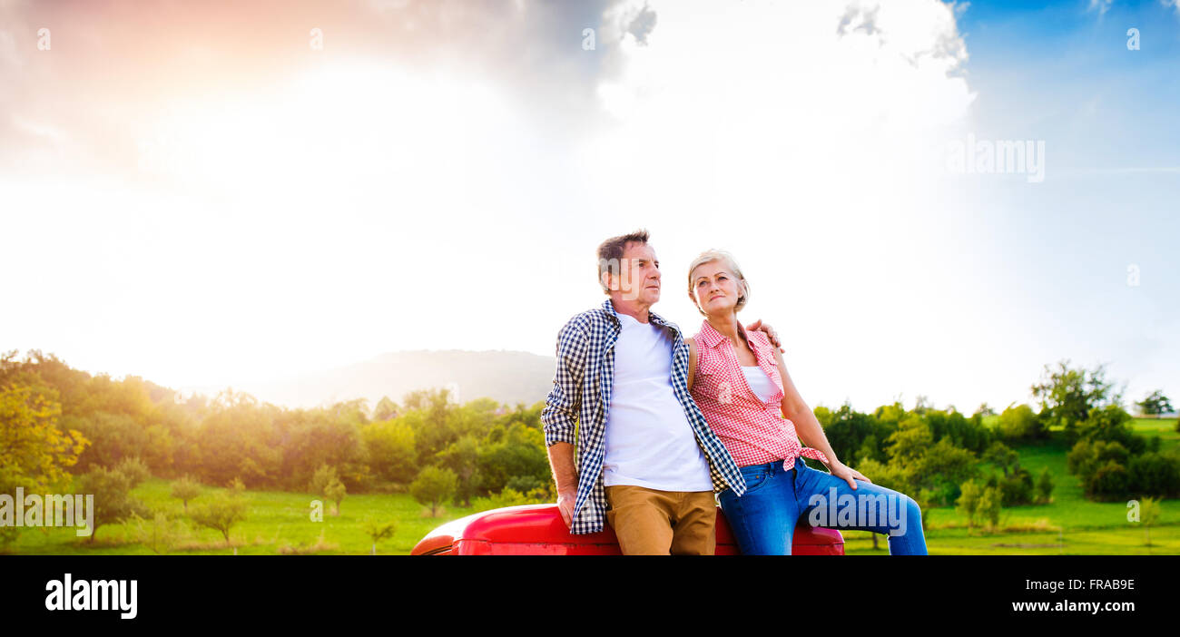 People in back pickup truck hi-res stock photography and images - Alamy