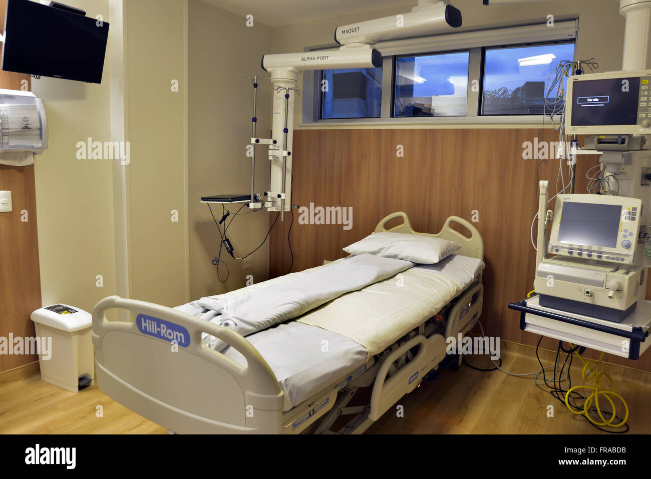 Bed Intensive Care Unit in a private hospital Stock Photo - Alamy Bed Intensive Care Unit in a private hospital Stock Photo - Alamy